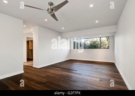 Empty room with modern ceiling fan and laminated floor Stock Photo - Alamy