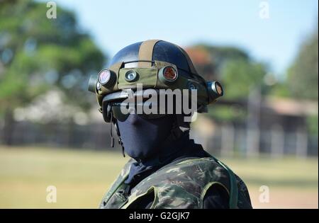 Commandos with the Brazilian Marine Corps Special Operations Battalion ...