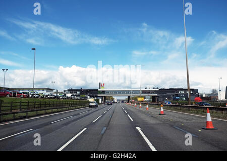 M1 Motorway service at Leicester Forest East and roadsign Stock Photo ...