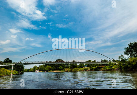 Summer view of the bridge over the river Great Ouse, Great Barford ...