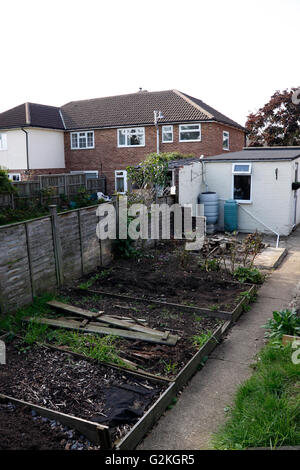 UNTIDY RURAL BACK GARDEN. UK Stock Photo - Alamy