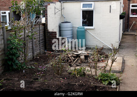 UNTIDY RURAL BACK GARDEN. UK Stock Photo - Alamy