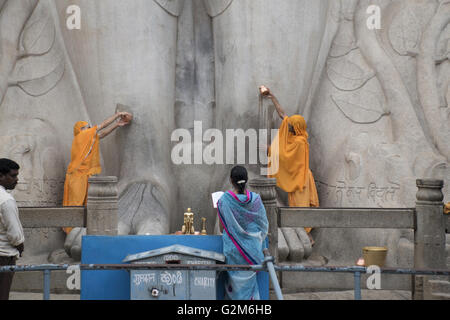 Jain priests performing religious rituals to Bahubali, Gomateshwara ...