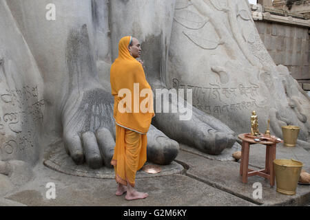 Jain priests performing religious rituals to Bahubali, Gomateshwara ...