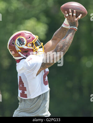 Washington Redskins tight end Niles Paul celebrates a 2-yard touchdown ...