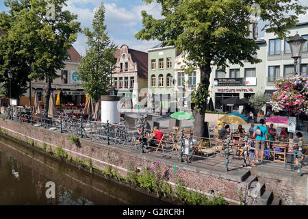 River side tables on Vismarkt, Mechelen, Belgium. House facade exterior ...