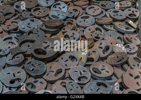 Shalekhet - fallen leaves, installation of metal faces with open mouths ...