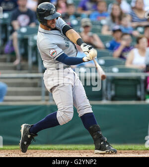 Somerset, NJ, USA. 4th June, 2016. Bridgeport Bluefish pitcher Blake ...