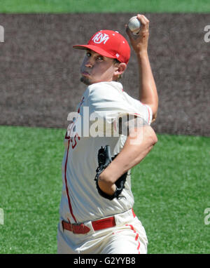 Lubbock, TX, USA. 5th June, 2016. UNM's #28 Jack Zoellner makes the ...