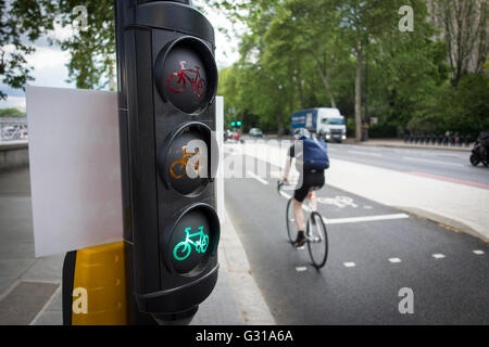 Cycle traffic lights for pedestrian crossing East-West Cycle ...