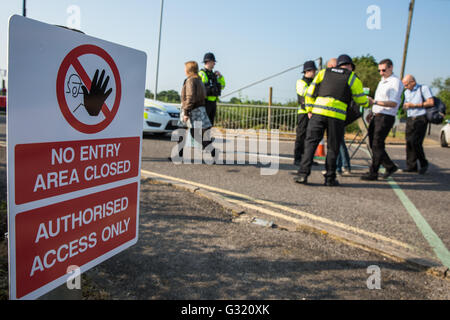 Burghfield, UK. 6th June, 2016. Ministry of Defence police check the ...