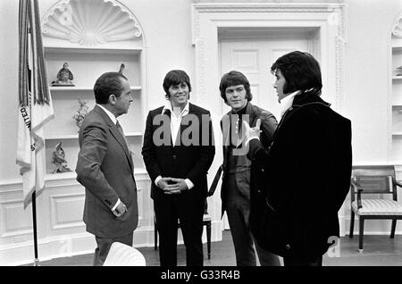 Elvis Presley introduces his band members to U.S President Richard M ...