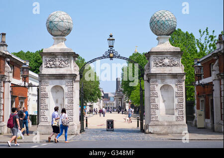Greenwich university entrance gate Stock Photo - Alamy