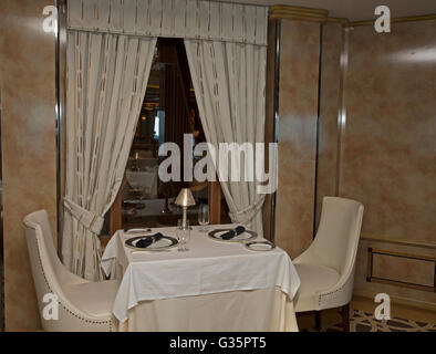 Dining room onboard Cunard's cruise liner Queen Elizabeth Stock Photo ...