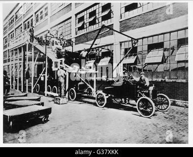 Working on the Ford assembly line in Detroit, USA, 1913. Date: 1913 ...