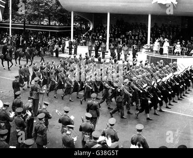 World War 1 victory parade passing a Triumphal Arch, in New York City ...