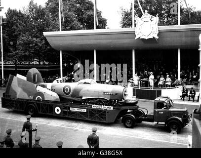 World War 1 victory parade passing a Triumphal Arch, in New York City ...