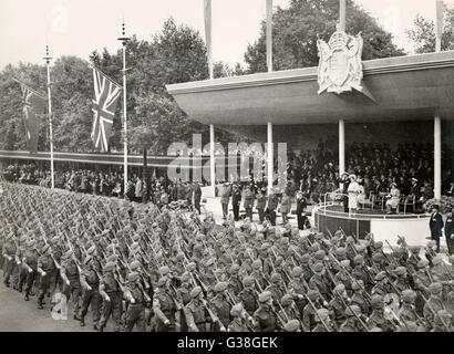 World War 1 victory parade passing a Triumphal Arch, in New York City ...