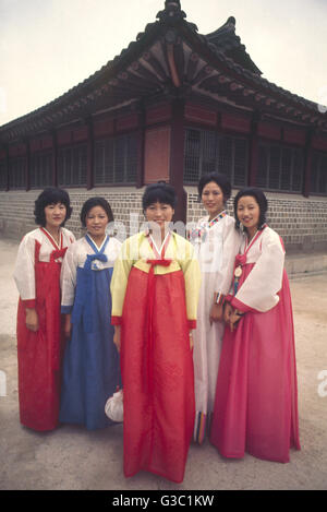 Visitors at Deoksu Palace, Seoul, South Korea Stock Photo - Alamy