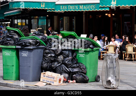 Paris garbage strike Stock Photo - Alamy