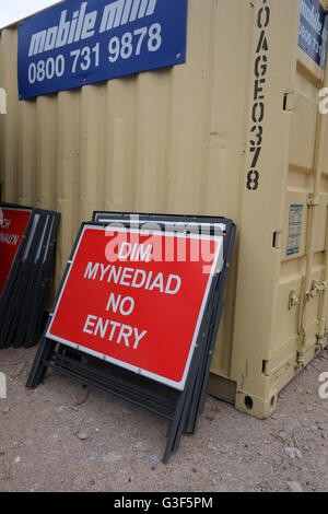 Bilingual No Entry sign Stock Photo - Alamy