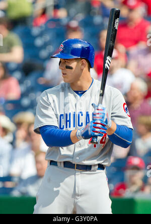 Chicago Cubs' Anthony Rizzo bats during a baseball game against the ...