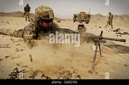 A soldier firing his Mk-48 machine gun Stock Photo - Alamy