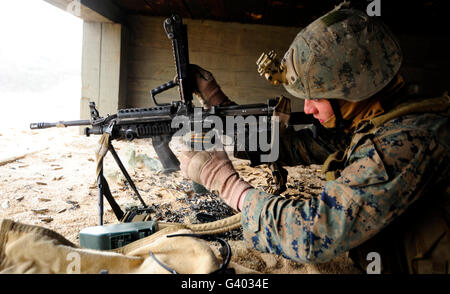 U.S. Marine Corps machine gunner directs his fire team Stock Photo - Alamy
