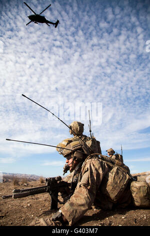 Side view of U.S. Army Ranger aiming rifle with two hands Stock Photo ...