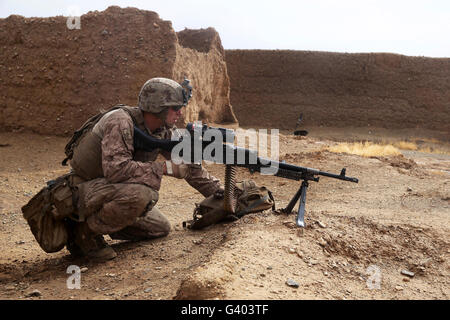 U.S. Marine Corps machine gunner directs his fire team Stock Photo - Alamy