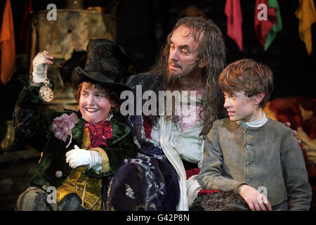 JONATHAN PRYCE AS FAGIN IN THE MUSICAL OLIVER, AT THE LONDON PALLADIUM ...