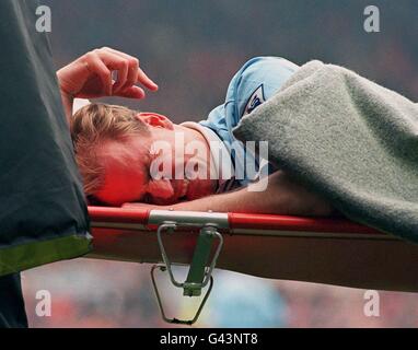 Dave Busst Leg Injury Stock Photo - Alamy