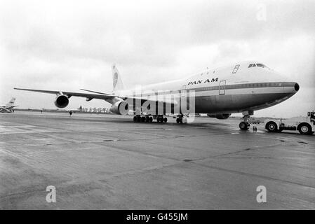 The First Boeing 747 to land at Heathrow Airport Jan 1970 Airport and ...