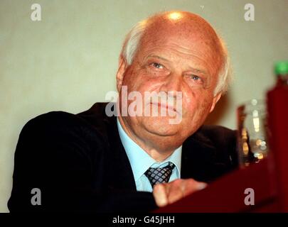 Sir James Goldsmith, leader of the Referendum Party, offers up a copy ...
