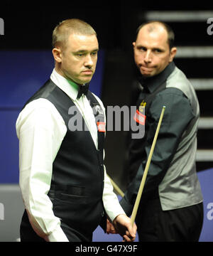 Scotland's Stephen Hendry (left) and England's Peter Ebdon shake hands ...