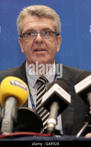 Head of Major Crime Detective Superintendent Des Bray speaks to media ...