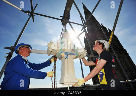 22-year-old apprentice stonemason Andrew Kirby (right) and stonemason ...