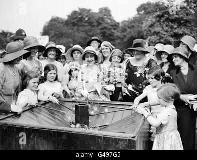 British children playing boys and girls Stock Photo - Alamy