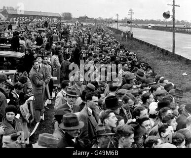 Motor Racing - Spectators - Brooklands Stock Photo - Alamy