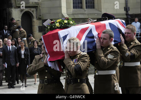 Colleagues from 11 EOD Regiment of the Royal Army Logistic Corps carry ...