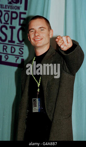 POP STAR TONY MORTIMER OF EAST 17 TRIES TO KISS SUPERMODEL KAREN MULDER ...