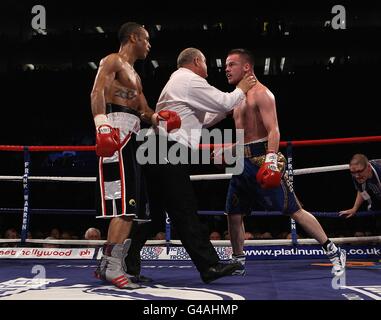 Boxing - This Is It - The O2. Young Mutley (left) and winner Frankie ...