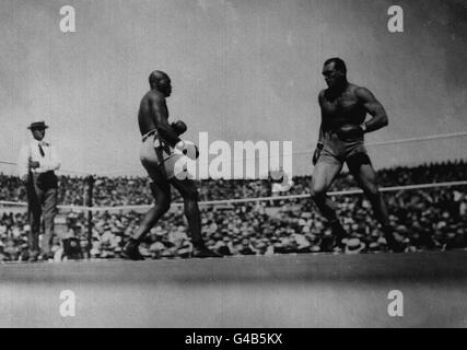 PA NEWS PHOTO 1910 BOXERS JACK JOHNSON AND JIM JEFFRIES IN A BOUT IN ...