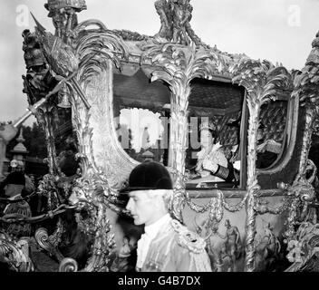 Queen Elizabeth II leaving buckingham palace in the Irish State coach ...