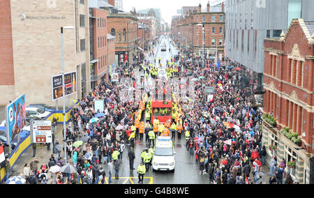 manchester united team on open-top bus celebrate their 19th league ...