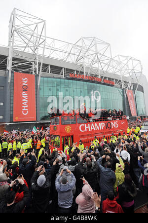 MANCHESTER UNITED TEAM BUS VICTORY PARADE MANCHESTER 30 May 1999 Stock ...