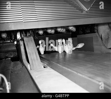 TEN PIN LANES STAMFORD HILL 19 JANUARY 1960 Stock Photo - Alamy