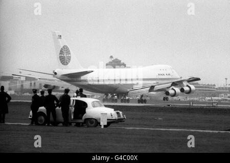 The First Boeing 747 to land at Heathrow Airport Jan 1970 Airport and ...