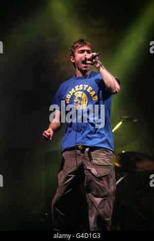 Blur performing at the Glastonbury Festival 1998, Worthy Farm Somerset ...