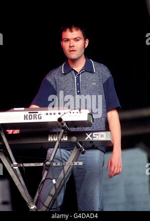 PA NEWS PHOTO 22/8/98 ONE OF THE MEMBERS OF THE BAND CHUMBAWAMBA ON ...